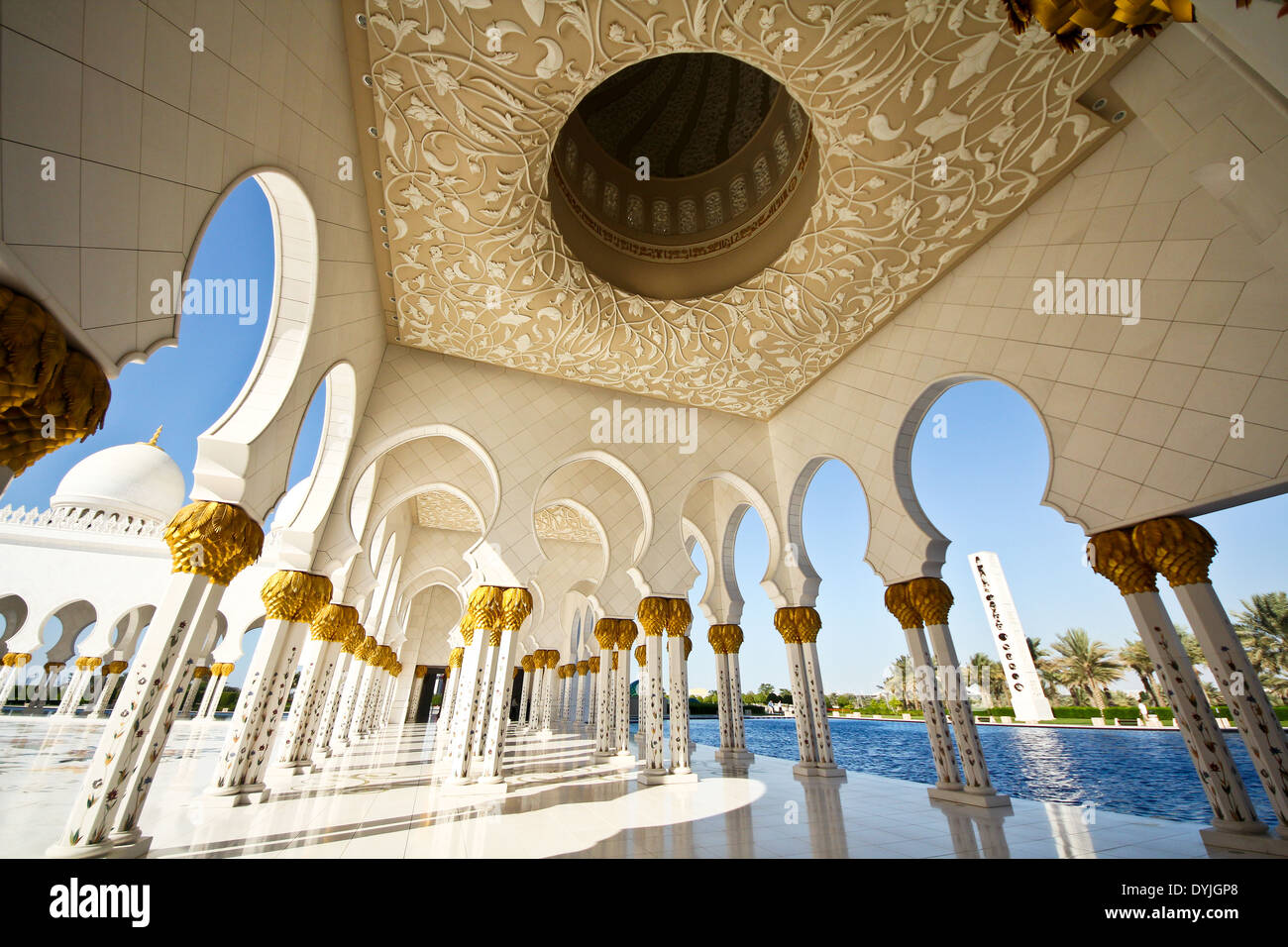 Big mosque pillars hi-res stock photography and images - Alamy