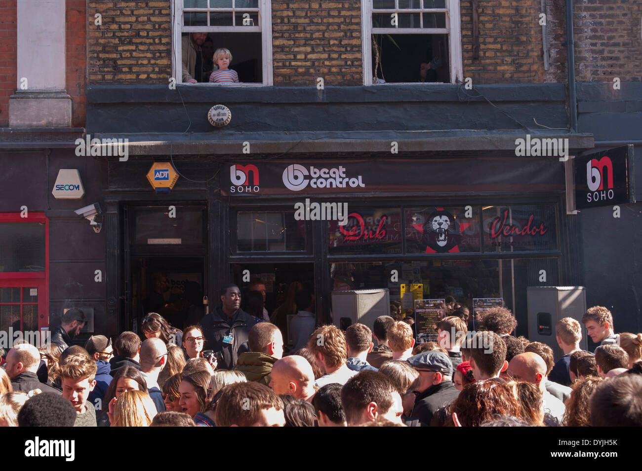 Record store window hi-res stock photography and images - Alamy