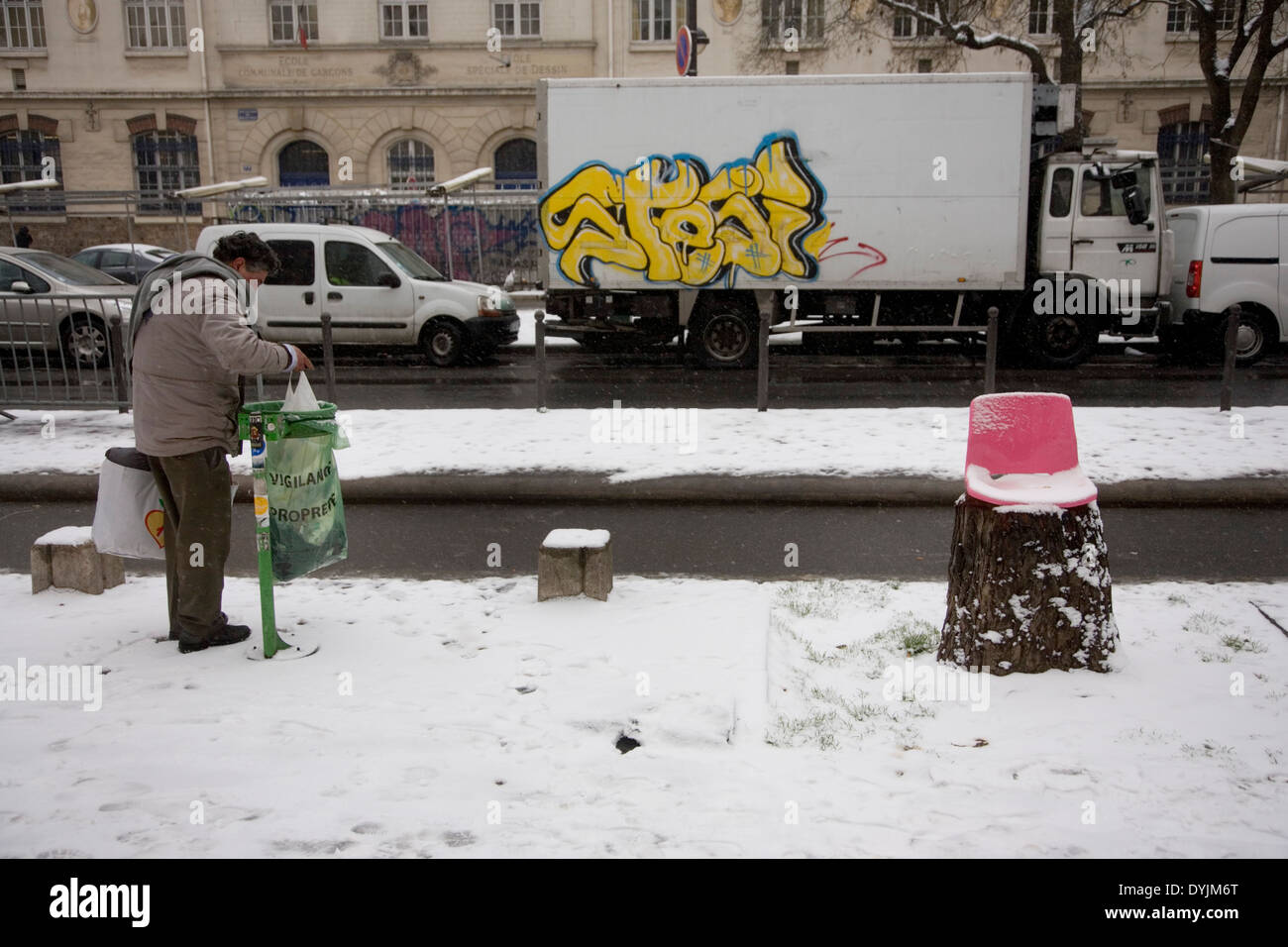 Poverty paris hi-res stock photography and images - Alamy