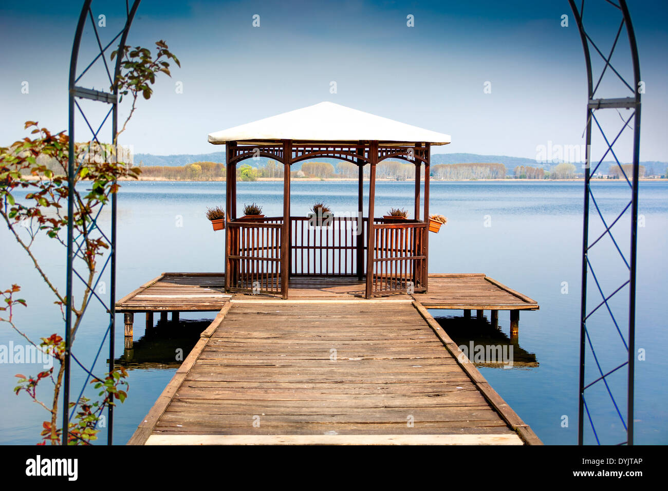 Gazebo lake hi-res stock photography and images - Alamy