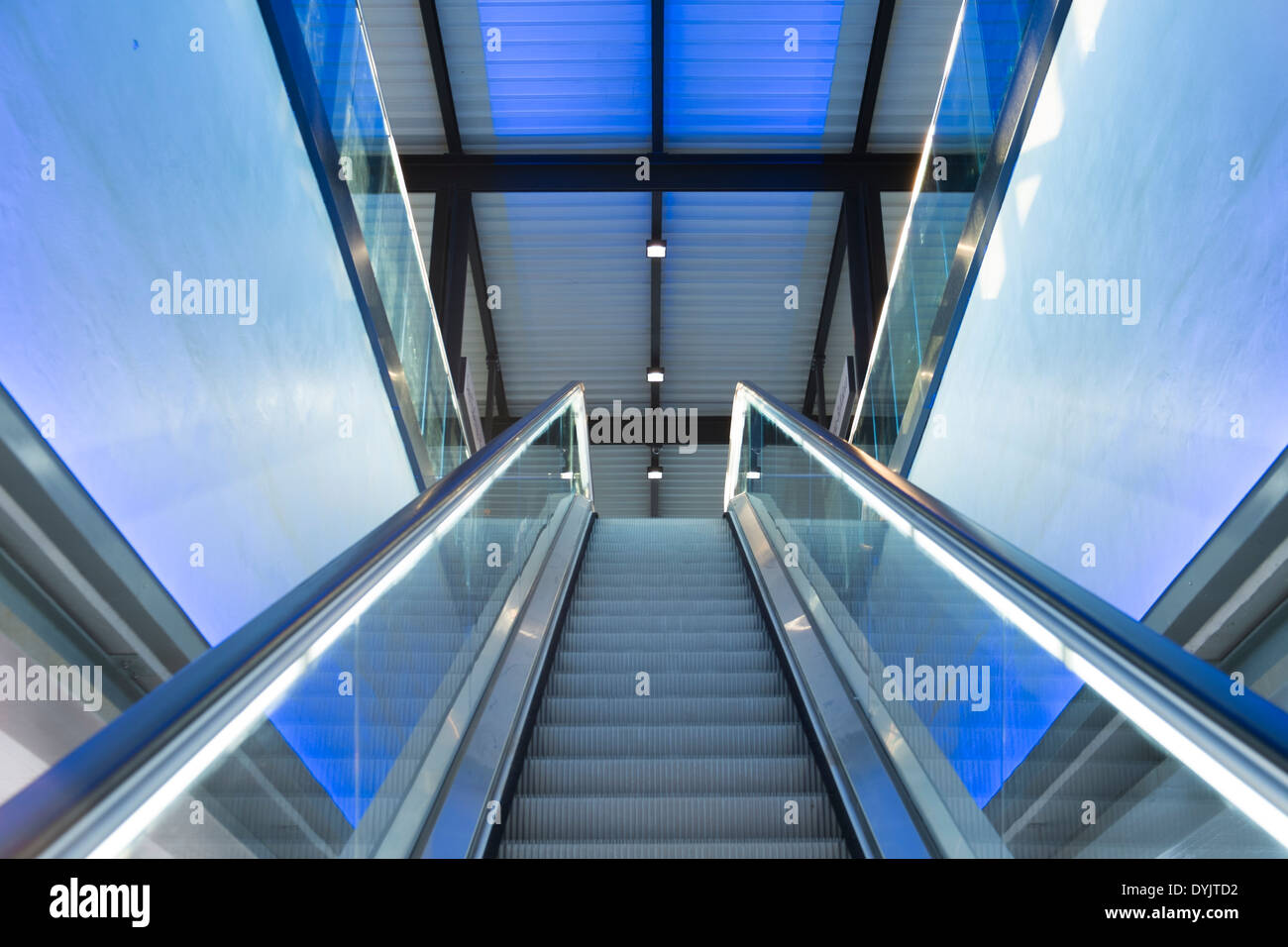 Escalator modern hi-res stock photography and images - Alamy