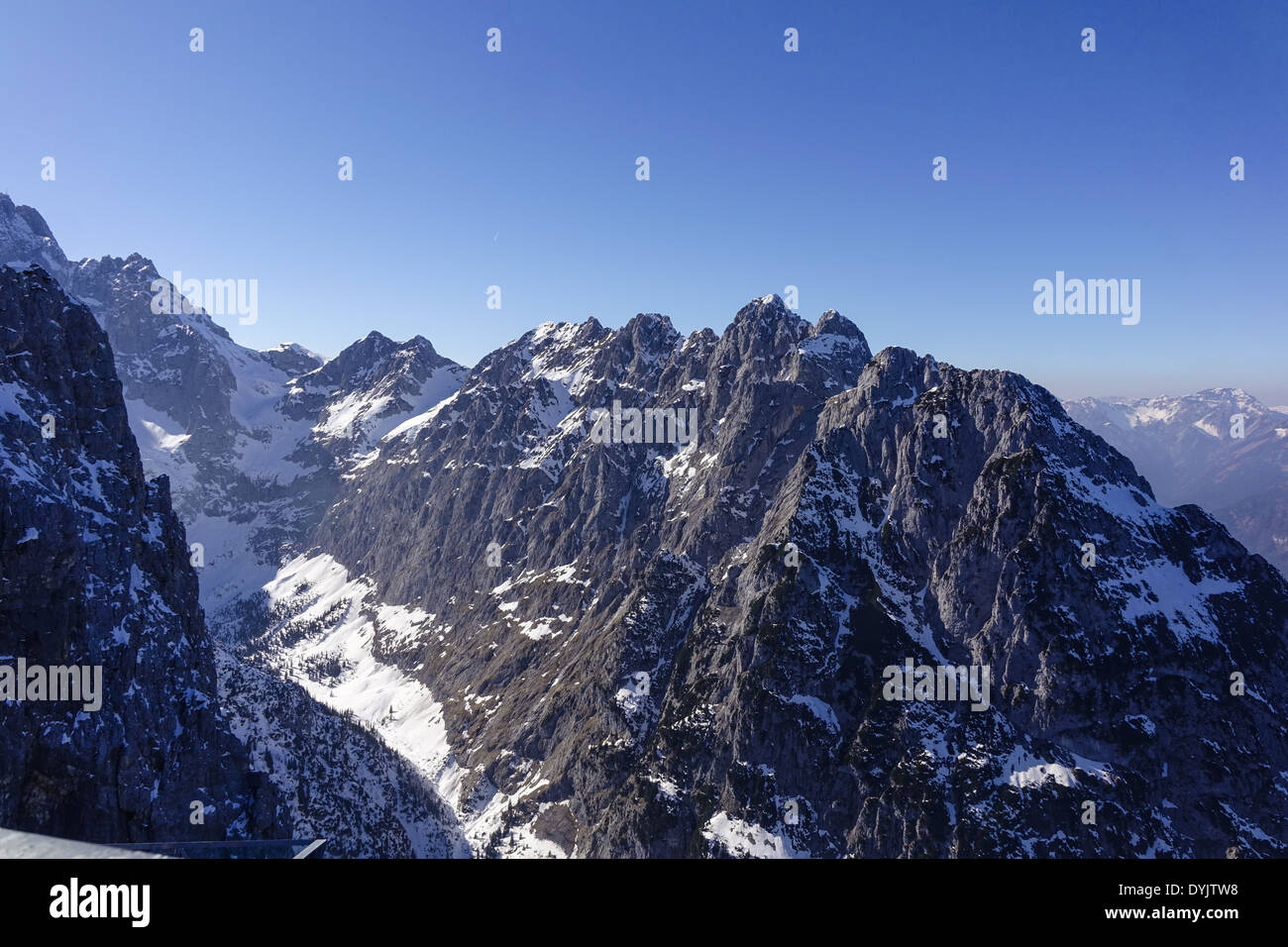 Blick von der Alpspitze bei Garmisch Partenkirchen, auf die Alpen Stock ...