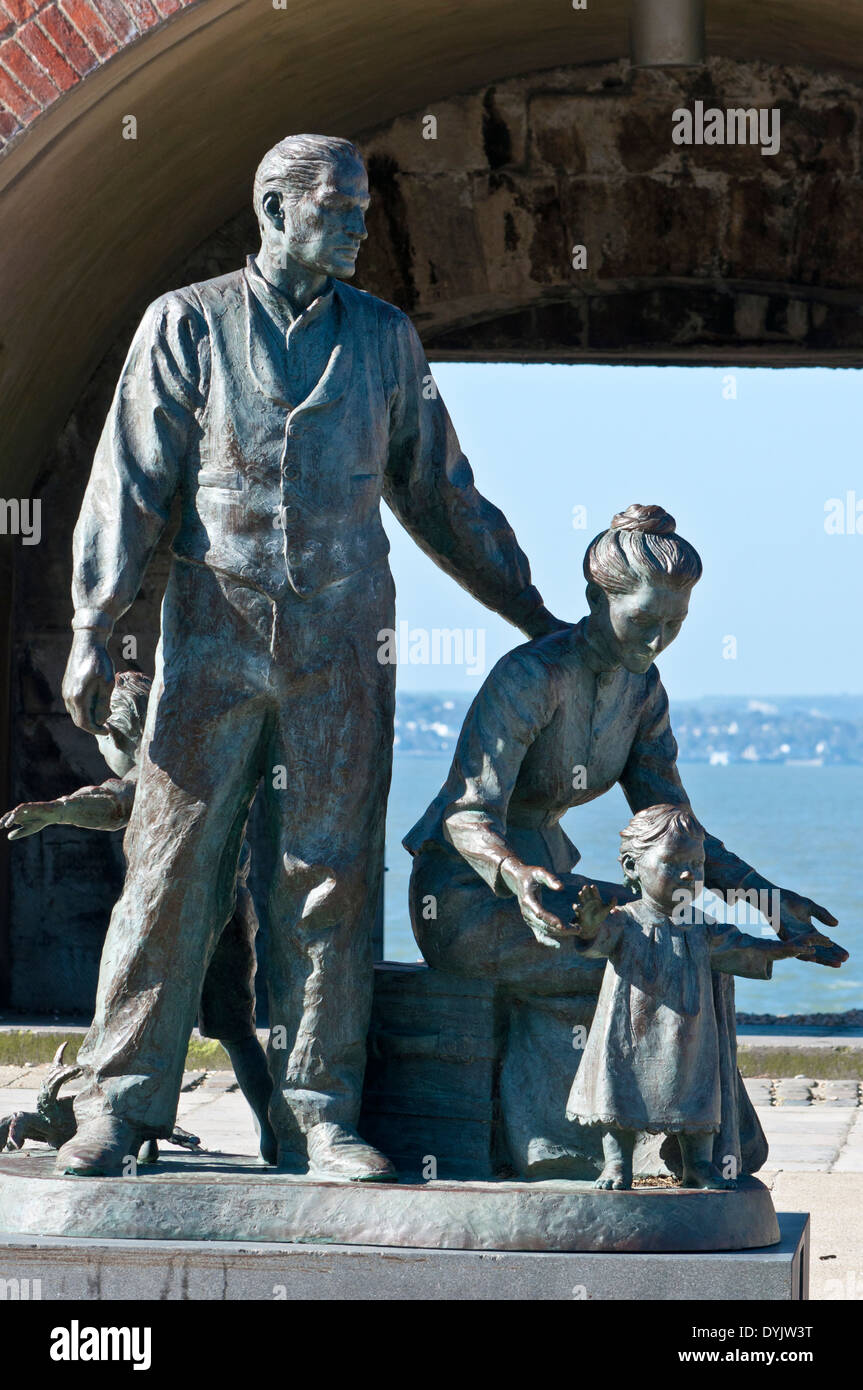 The emigrants statue hi-res stock photography and images - Alamy