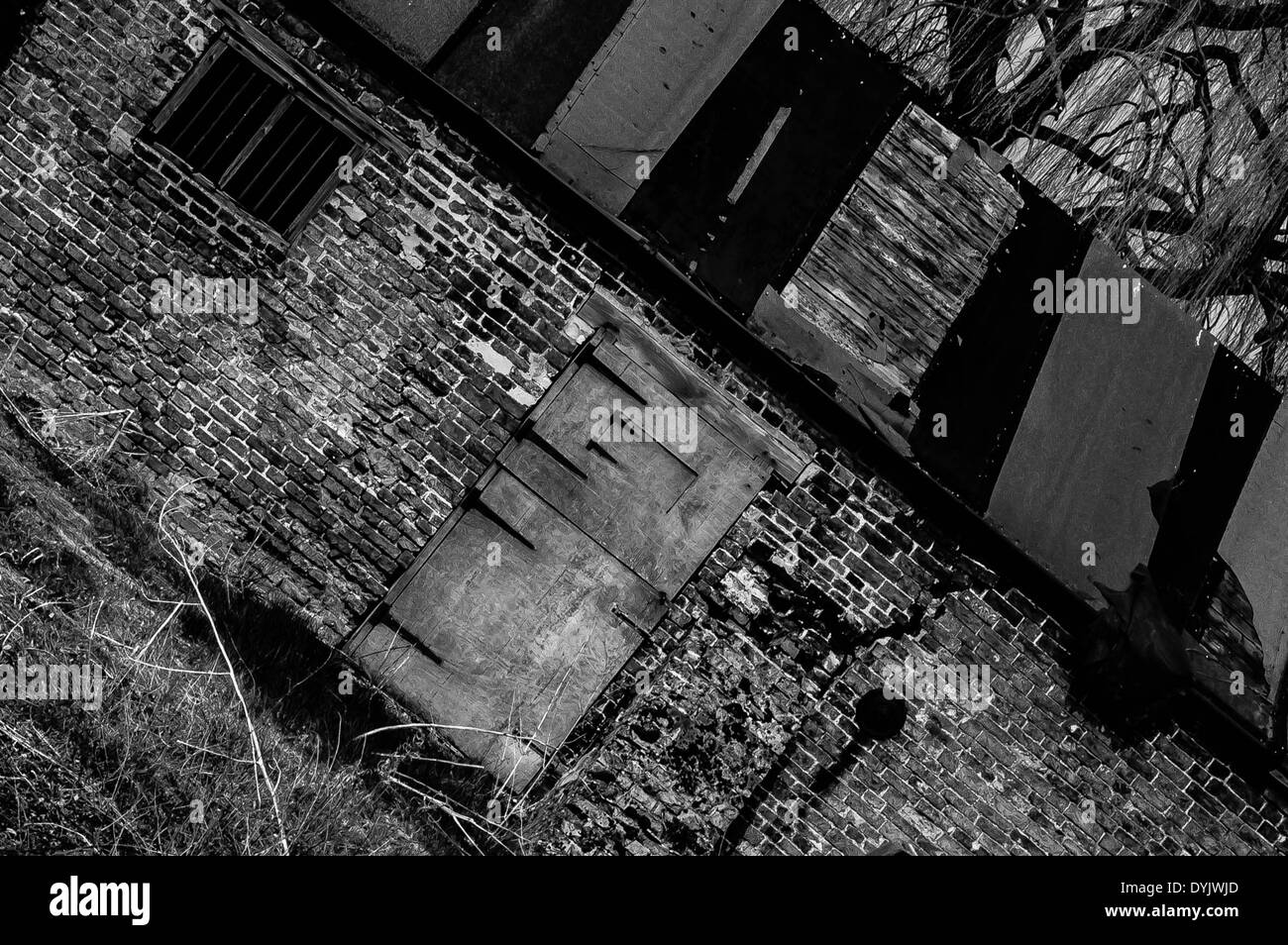 Destroyed building angle hi-res stock photography and images - Alamy