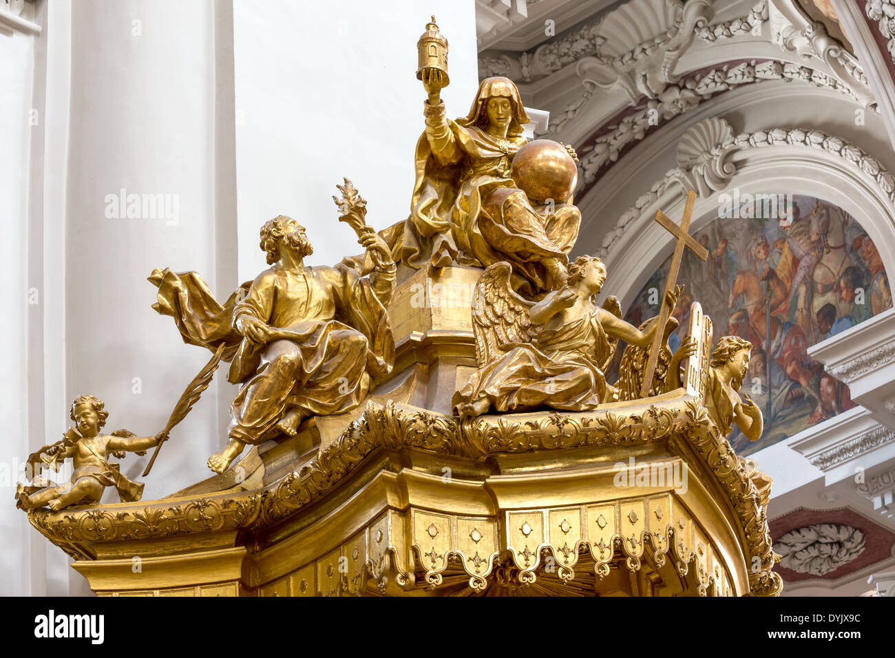 Side altar cathedral hi-res stock photography and images - Alamy