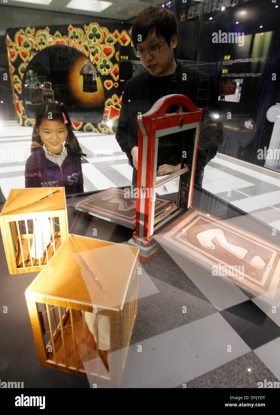 Magician props hi-res stock photography and images - Alamy