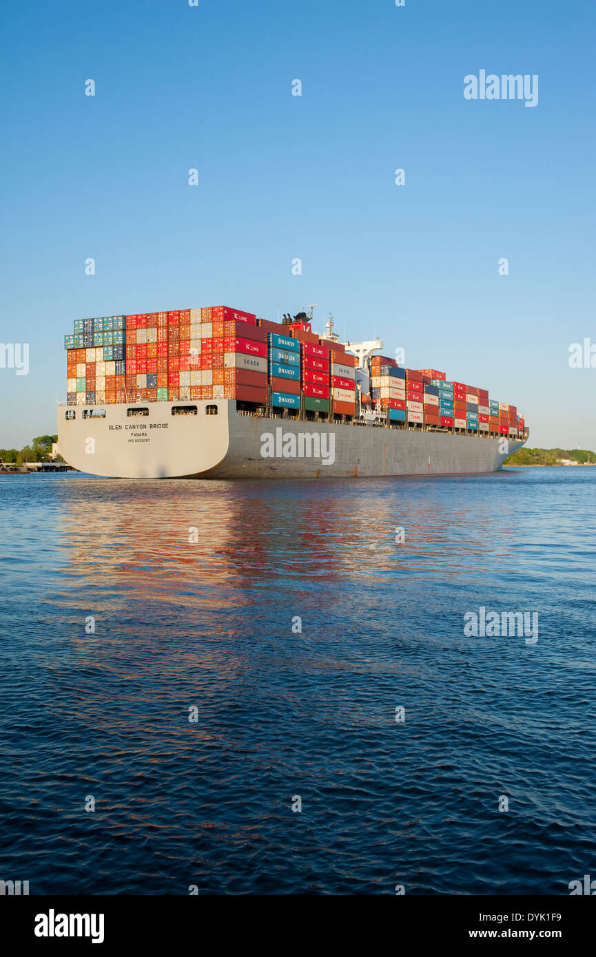Shipping containers hi-res stock photography and images - Alamy
