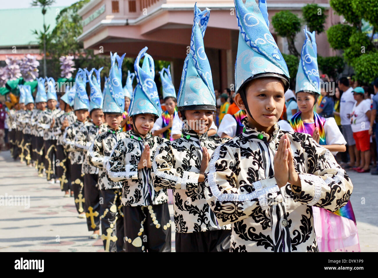 Santo Tomas, Pampanga, Philippines. 20th Apr, 2014. Street performers ...