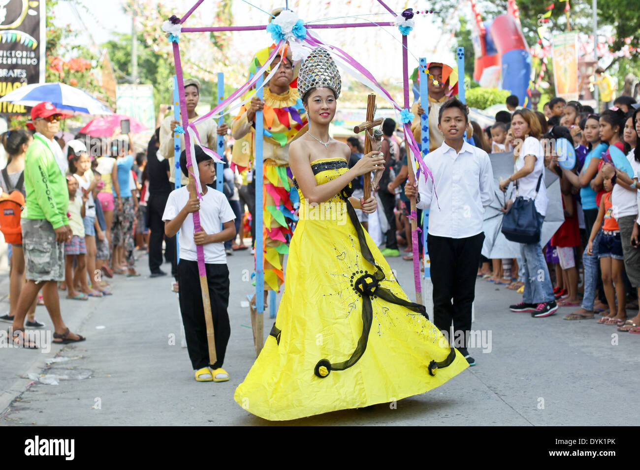 Santo Tomas, Pampanga, Philippines. 20th Apr, 2014. A lady holding on ...