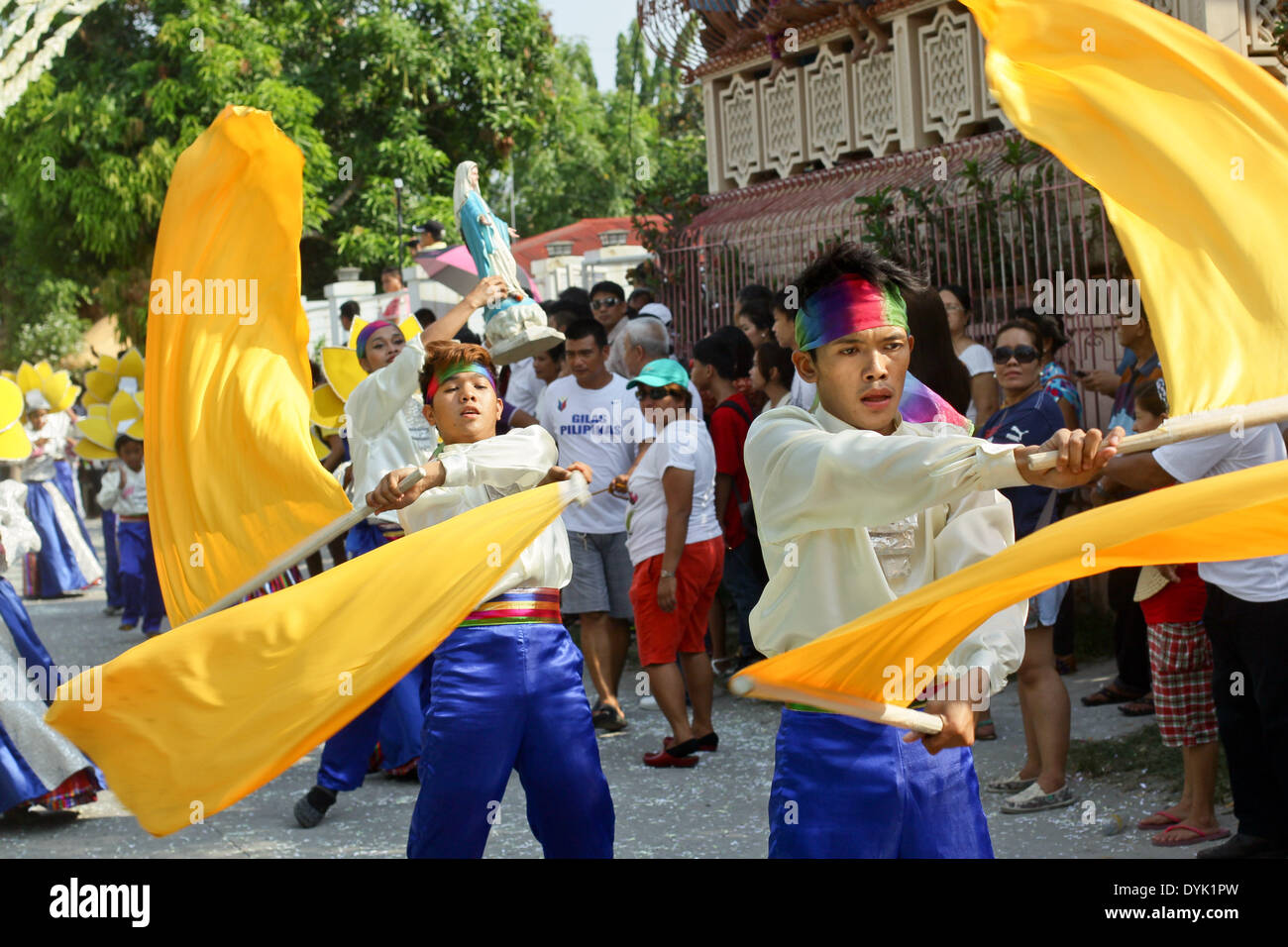Santo Tomas, Pampanga, Philippines. 20th Apr, 2014. Street performers ...