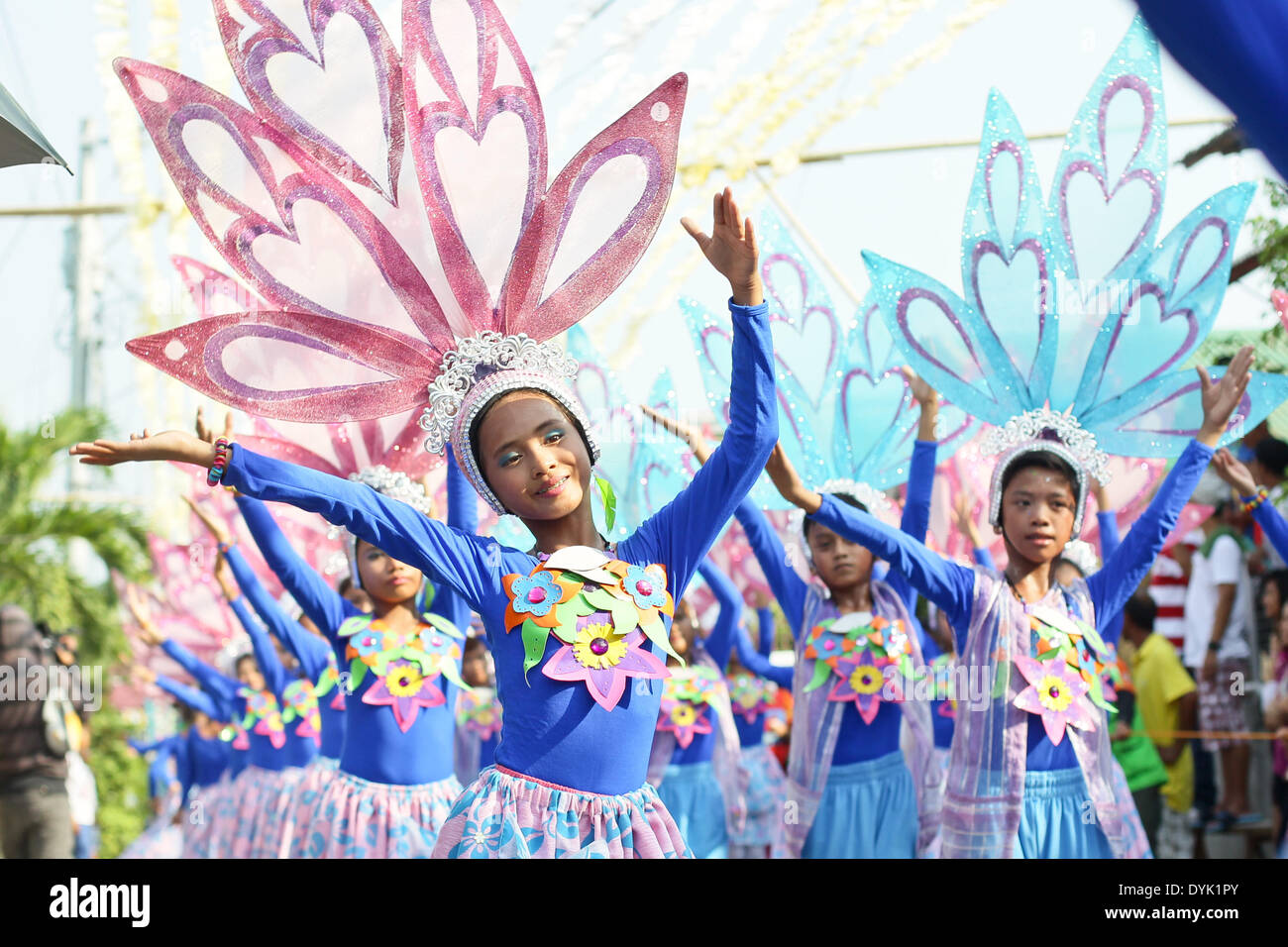 Santo Tomas, Pampanga, Philippines. 20th Apr, 2014. Street performers ...