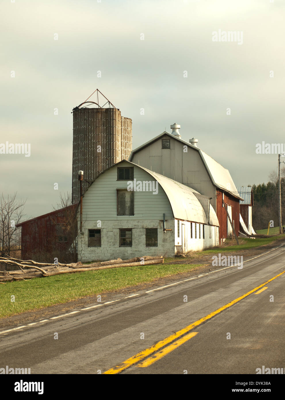 Barn and road hi-res stock photography and images - Alamy