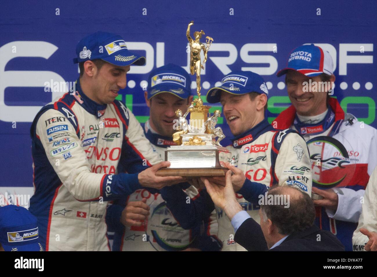 Racing cars receive hi-res stock photography and images - Alamy