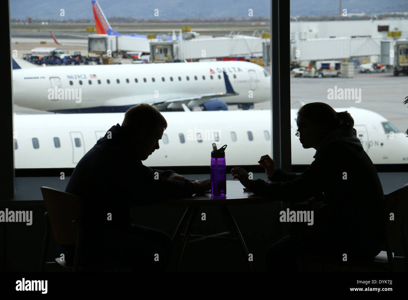 Airport flight delay hi-res stock photography and images - Alamy