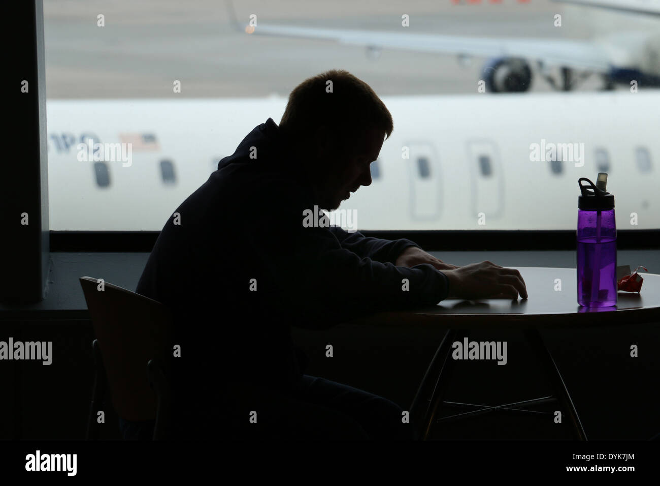 Airport flight delay hi-res stock photography and images - Alamy