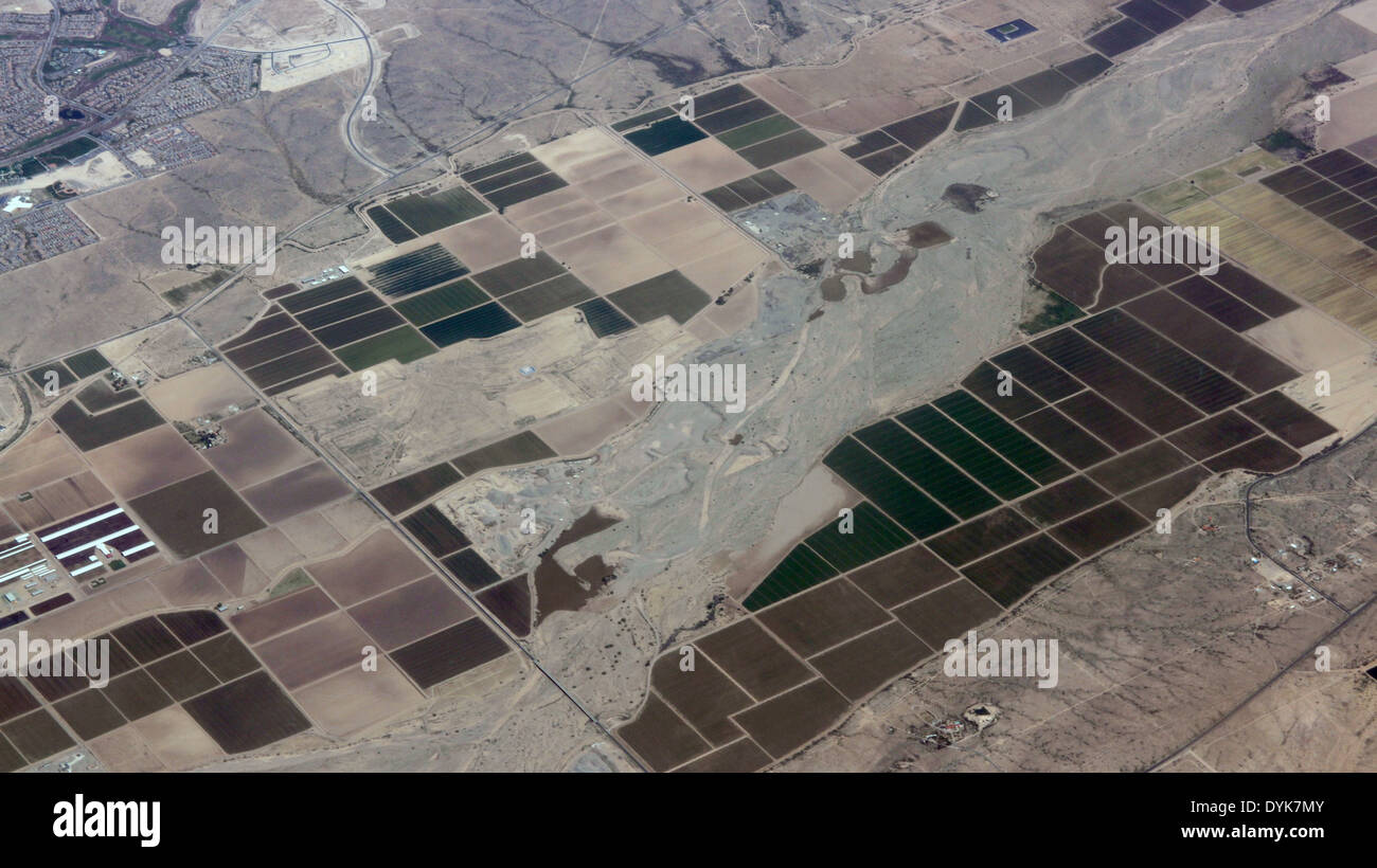 Farming in the desert hi-res stock photography and images - Alamy