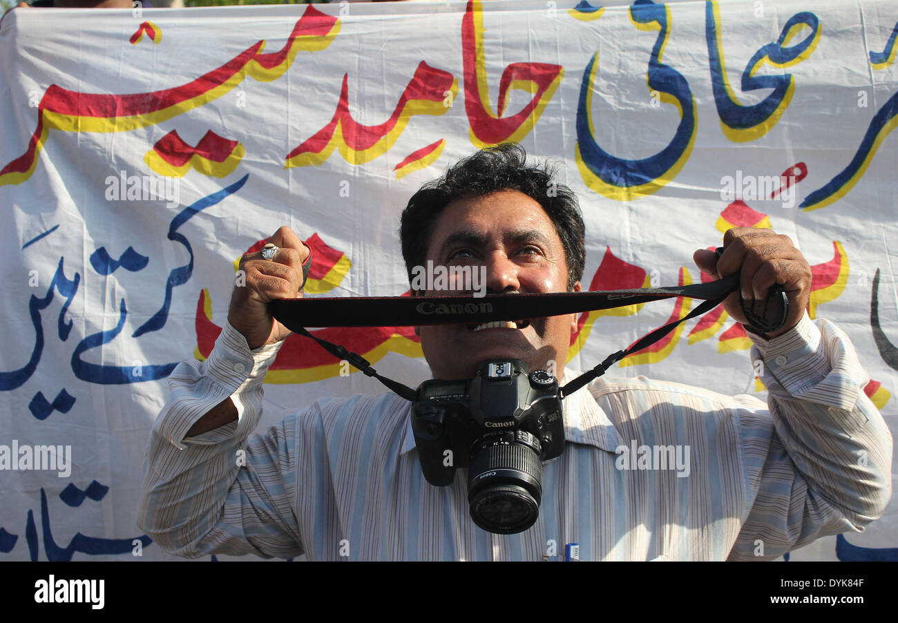 LAHORE,PAKISTAN-APRIL 20: Pakistani Journalists chant slogans against ...