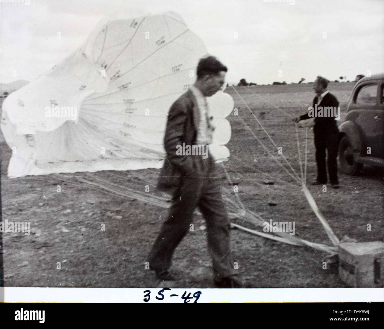 Parachute drop aircraft hi-res stock photography and images - Alamy