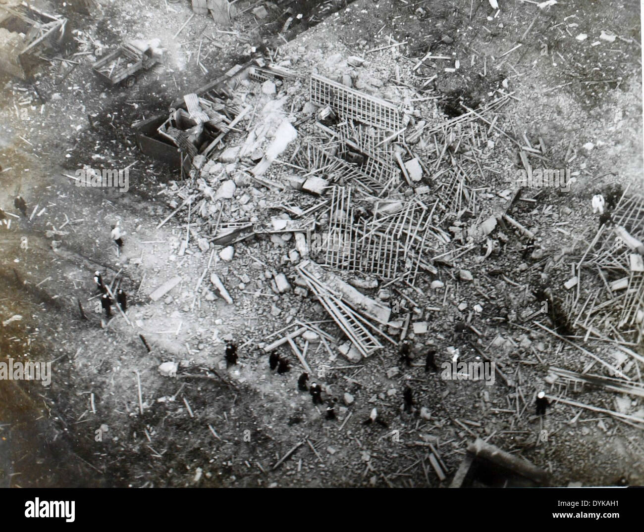 This photo shows members of the 125th Liaison Squadron during World War ...
