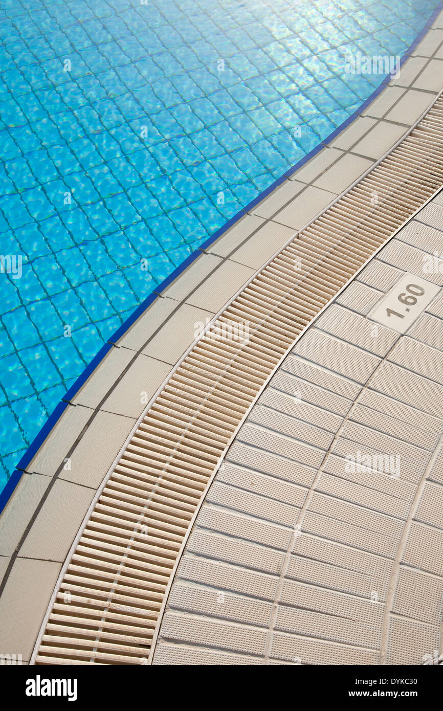 Curved edge of a swimming pool Stock Photo - Alamy