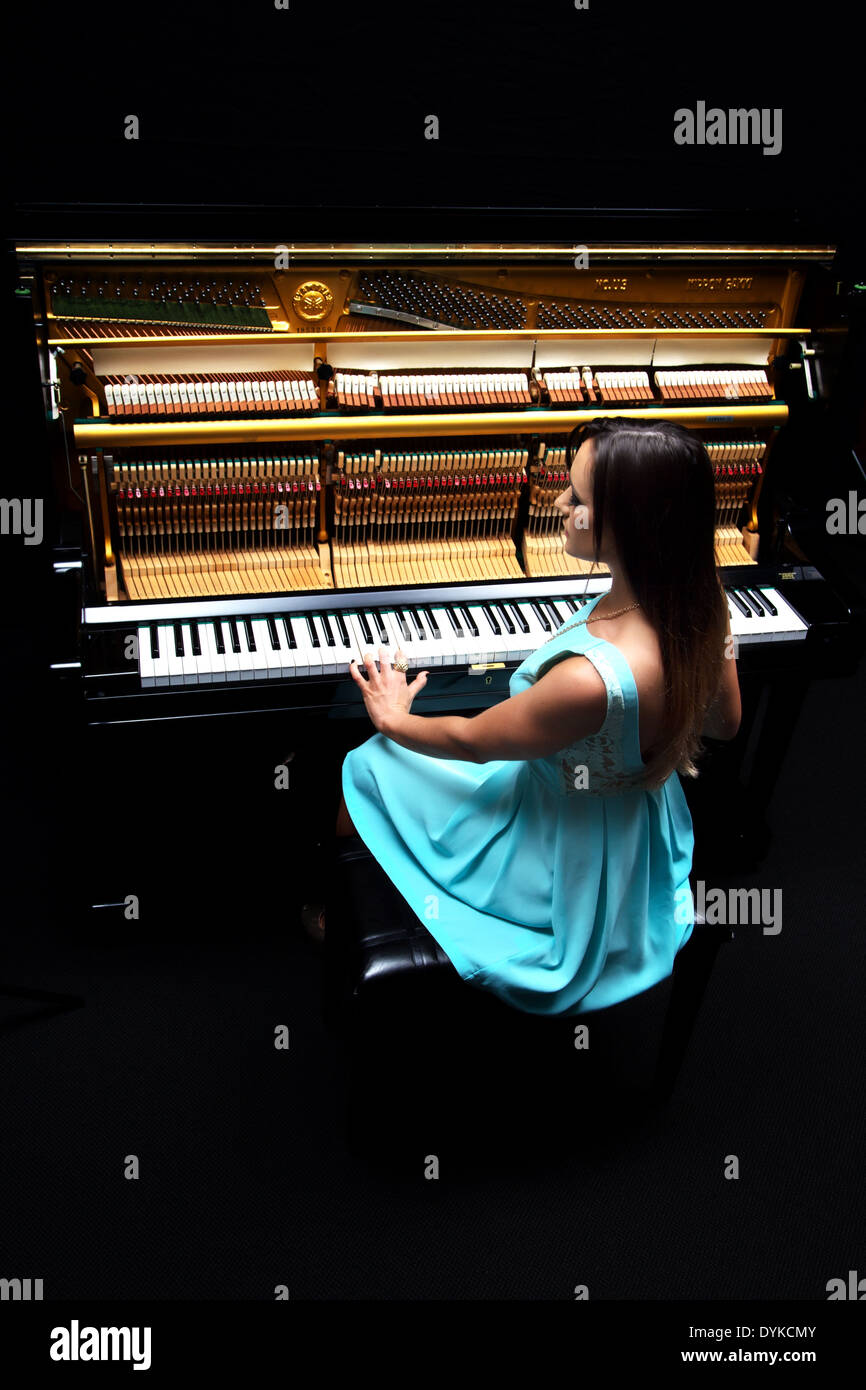 Upright piano hi-res stock photography and images - Alamy