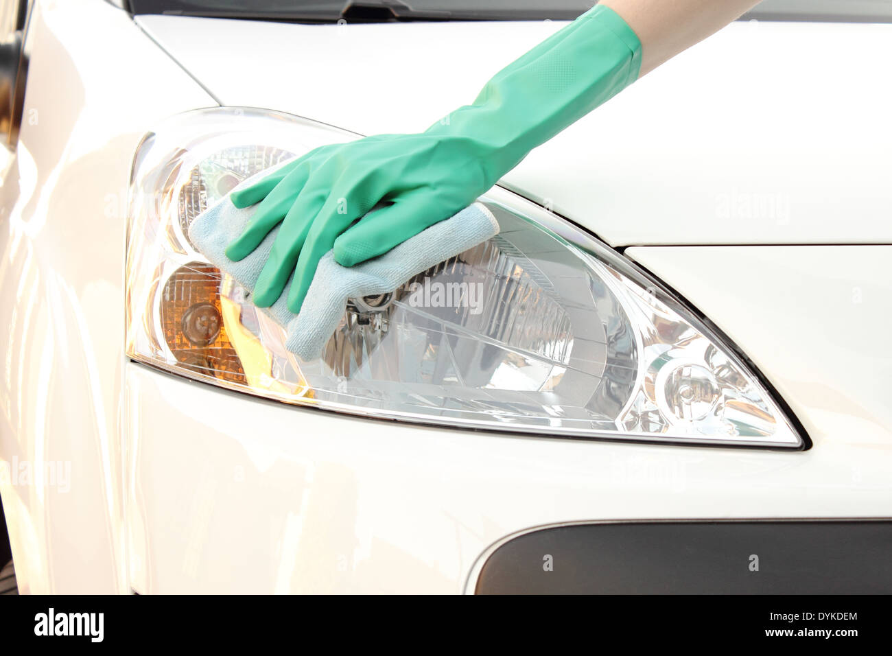 Woman hand cleaning car using microfiber cloth Stock Photo - Alamy