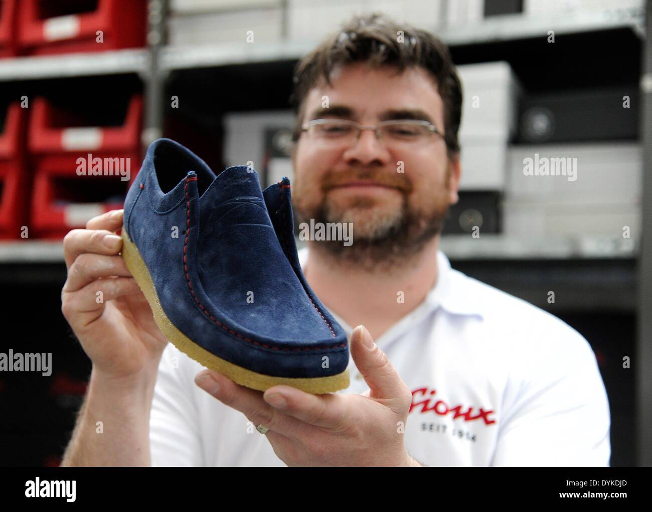 Walheim, Germany. 15th Apr, 2014. An employee of the German shoe ...