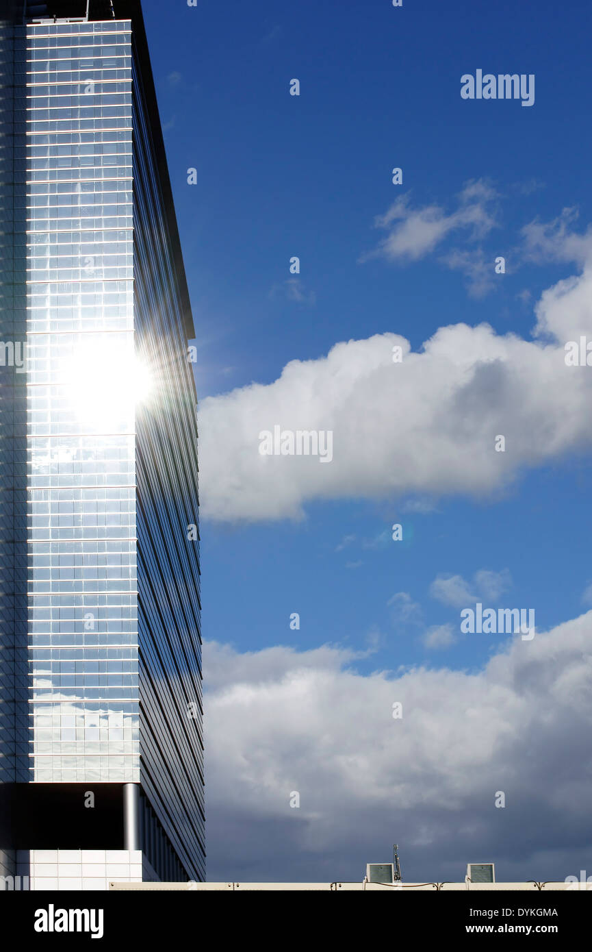 Skyscraper with reflection of sun and clouds Stock Photo - Alamy