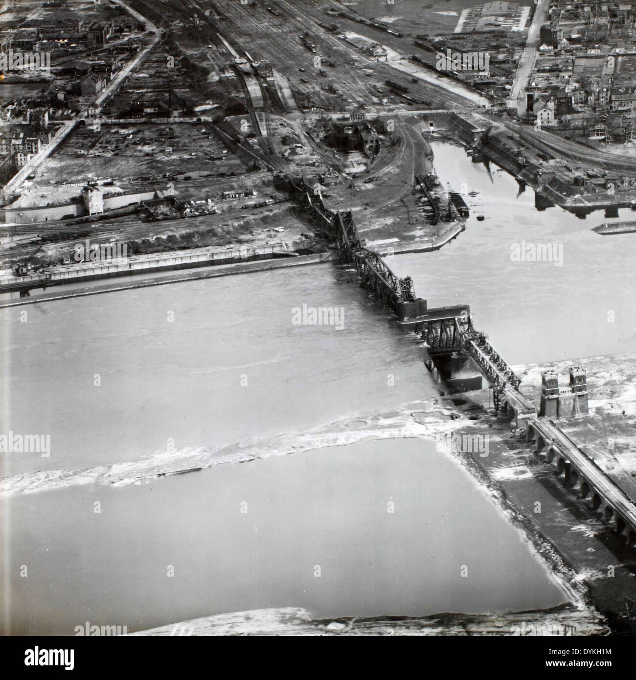 The 125th Liaison Squadron was a World War II unit that provided vital ...