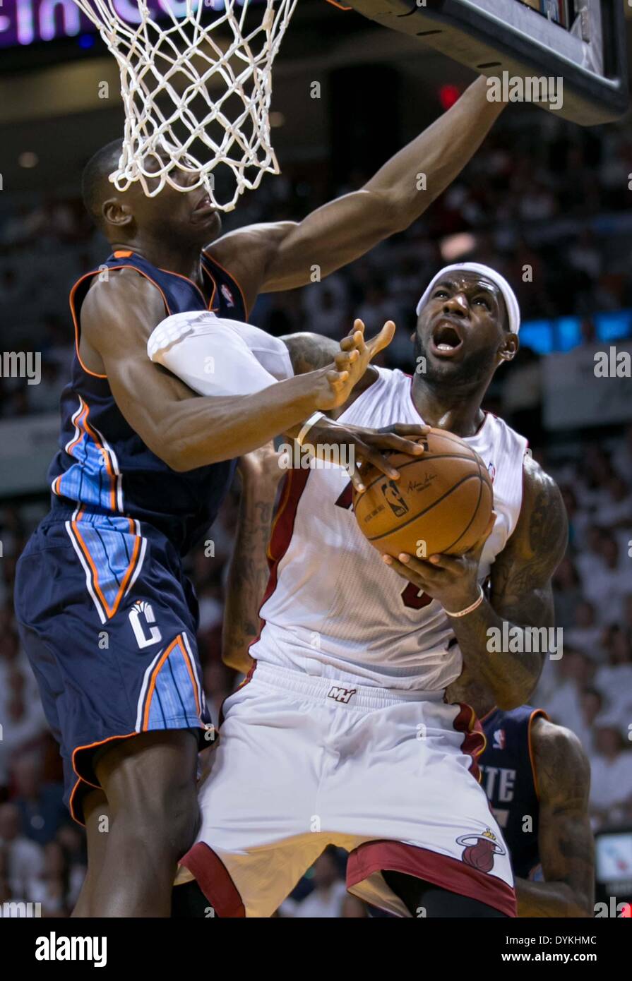 Lebron james under the basket hi-res stock photography and images - Alamy