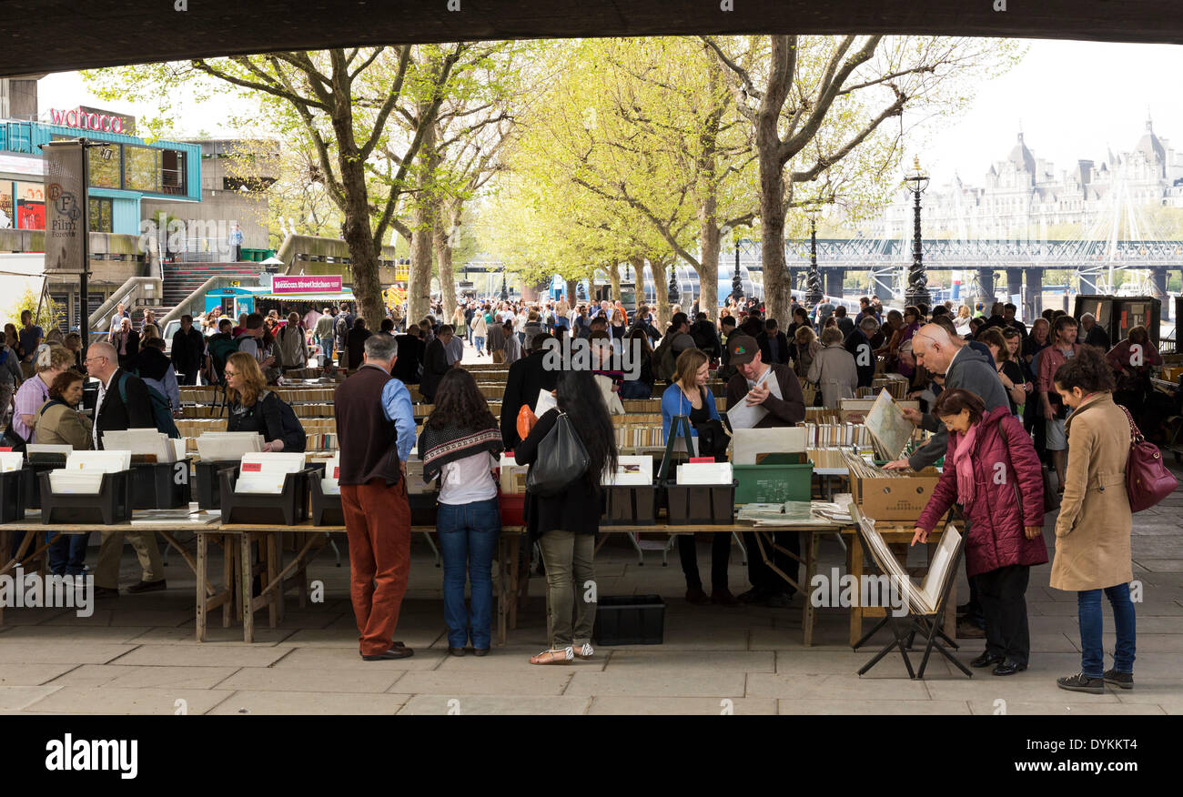 London, UK. 21st Apr, 2014. People choosing books and flipping through ...