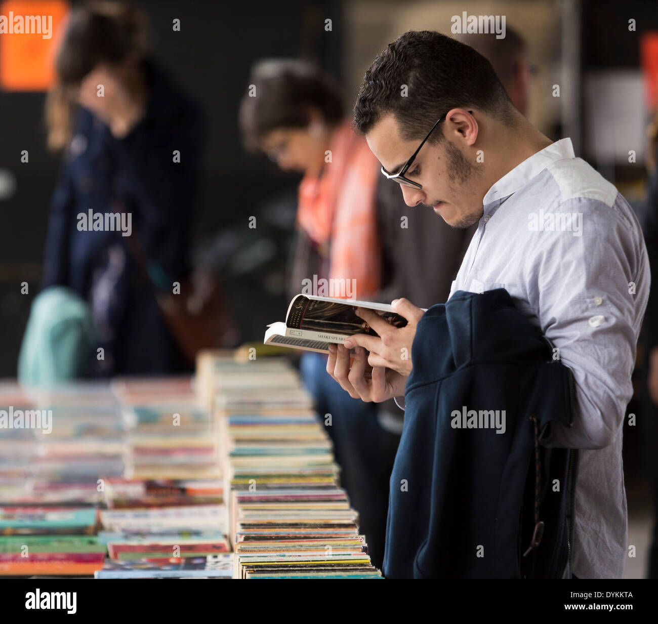 Vintage man reading paper hi-res stock photography and images - Alamy