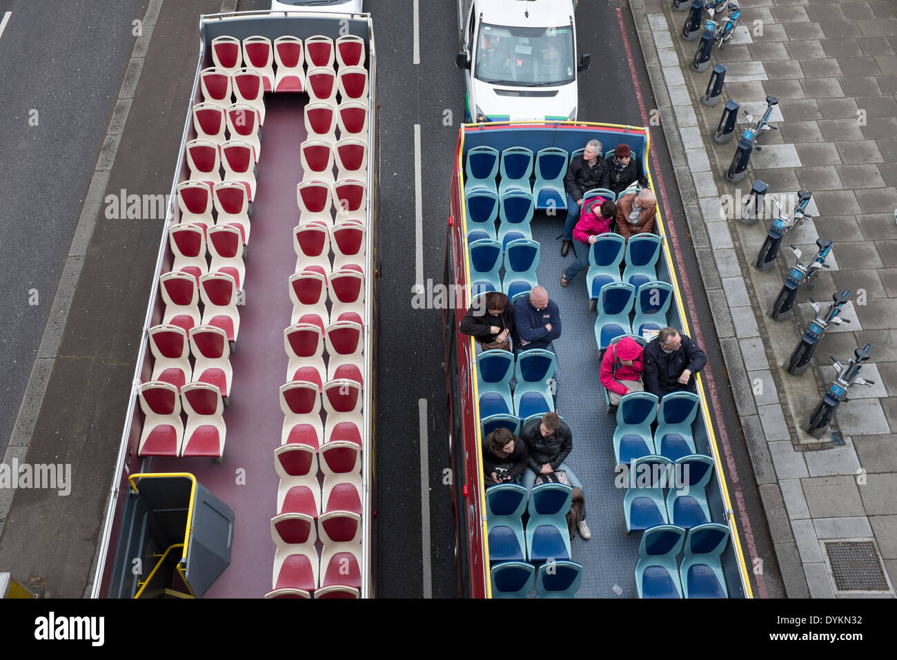 Open top bus london hi-res stock photography and images - Alamy