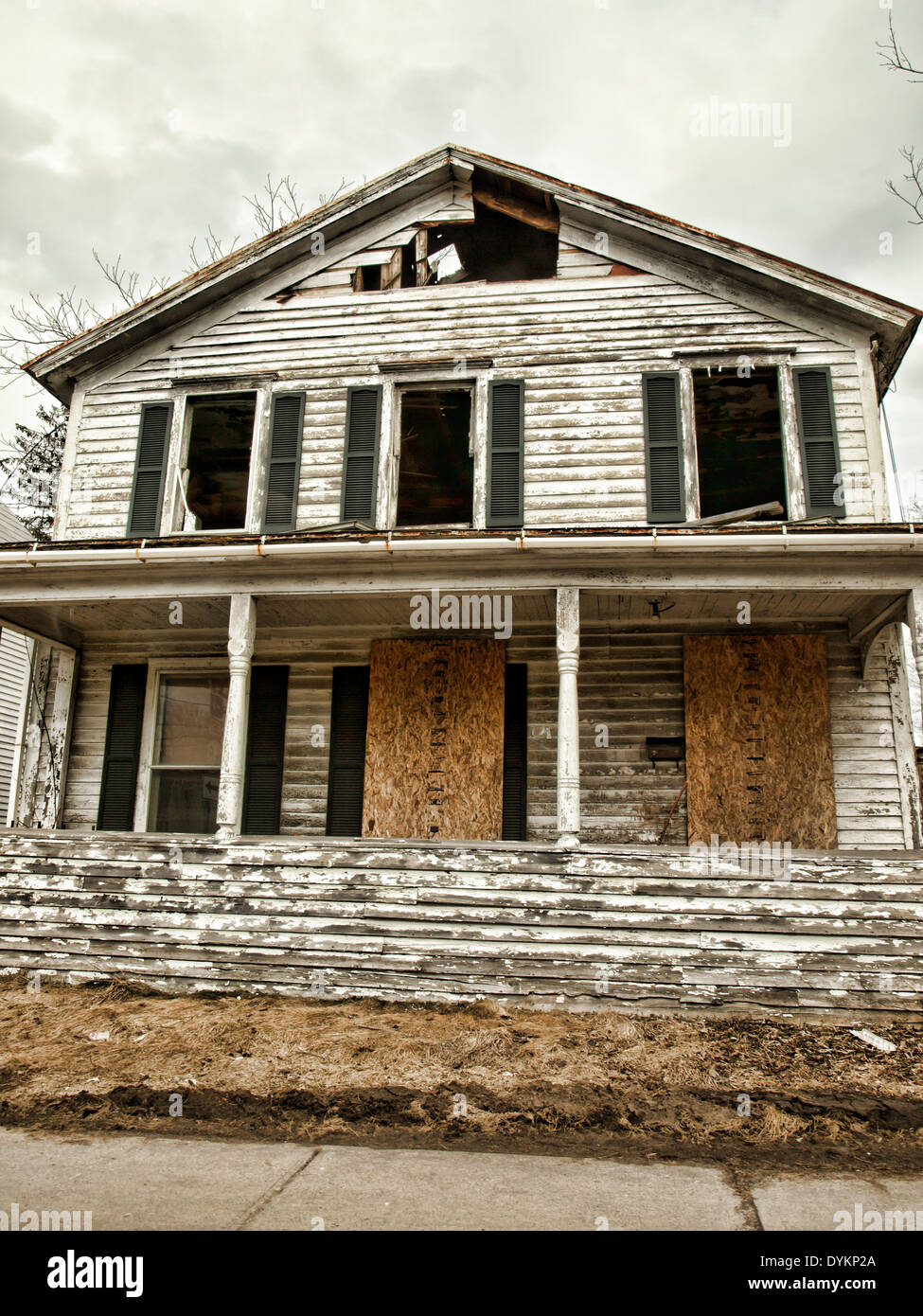 boarded up , abandoned house Stock Photo - Alamy