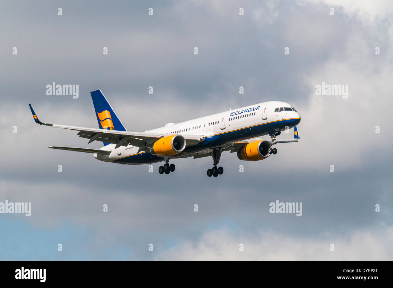 Side view jet boeing 757 hi-res stock photography and images - Alamy
