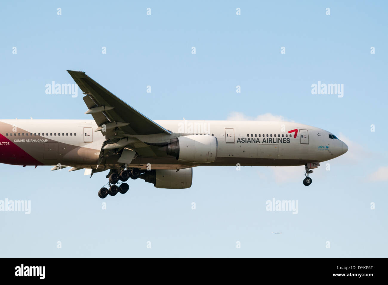 Side view of an Asiana Airlines Boeing 777 plane on approach to land ...