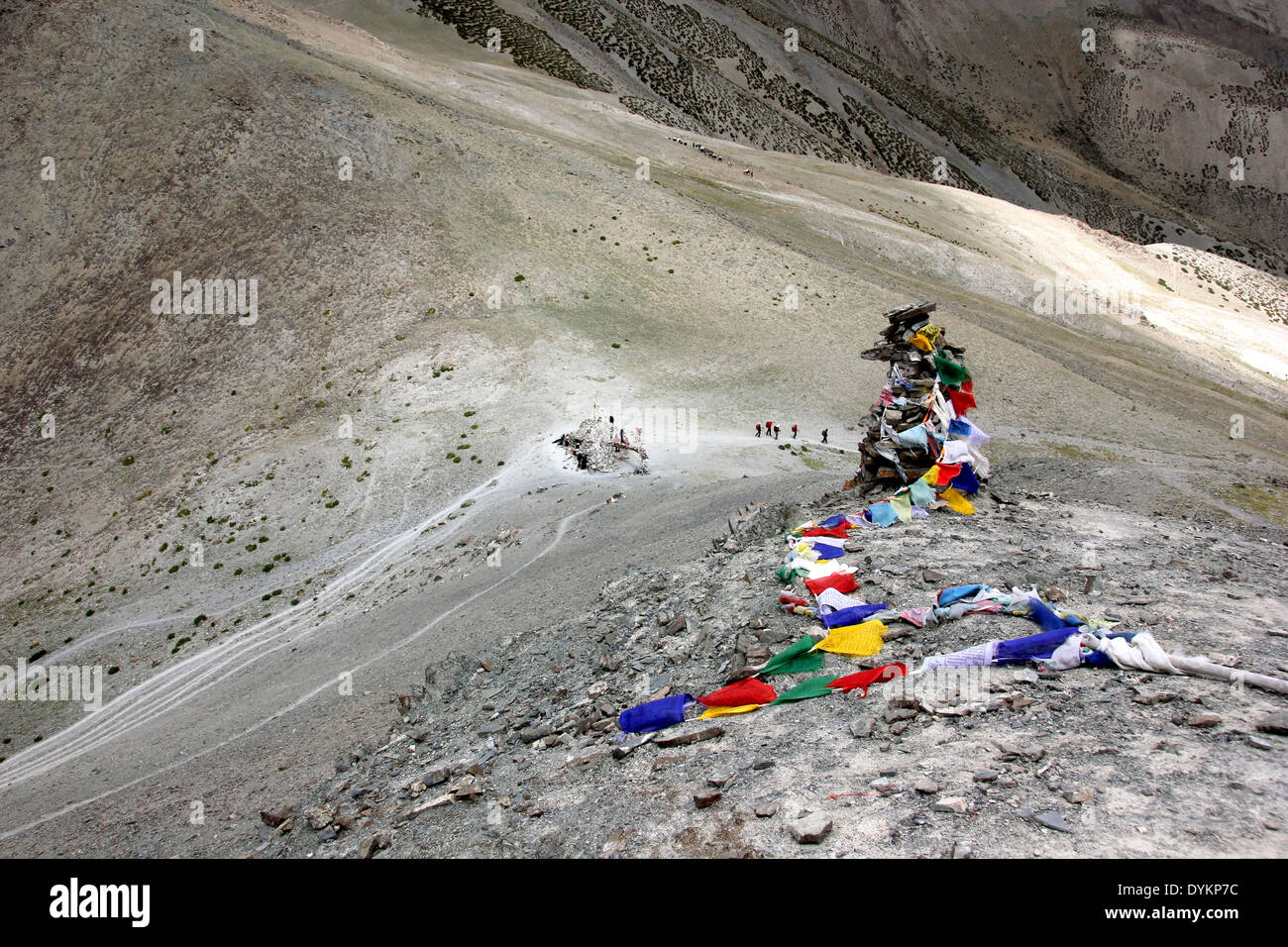 Trekkers on Ganda-la Pass Stock Photo - Alamy