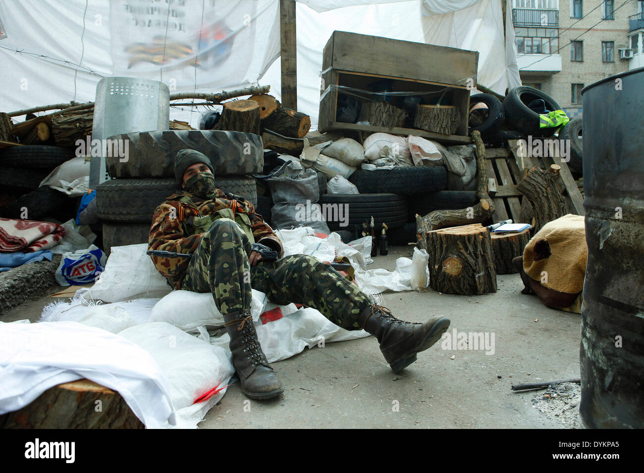 Sloviansk, Ukraine. 21st Apr, 2014. In photo: a russian militian on ...