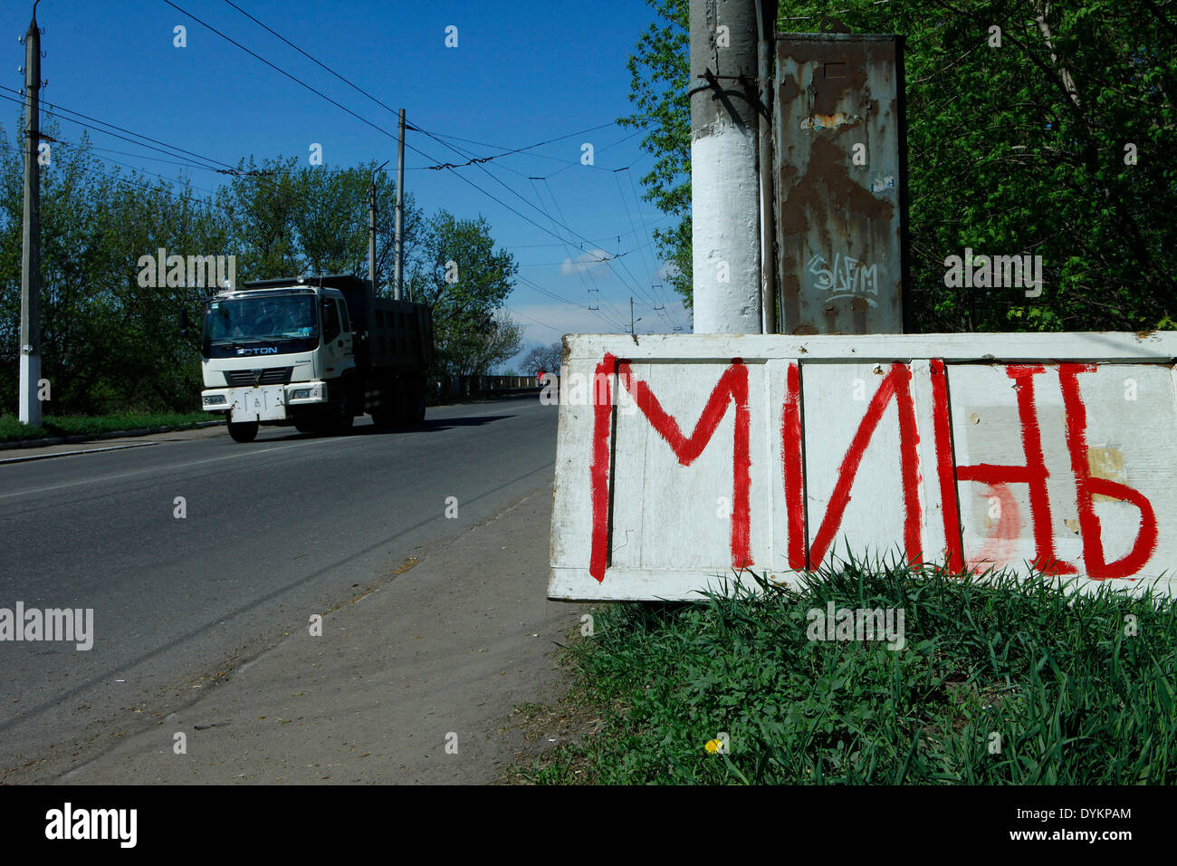 Sloviansk, Ukraine. 21st Apr, 2014. In photo: a sign indicates the ...