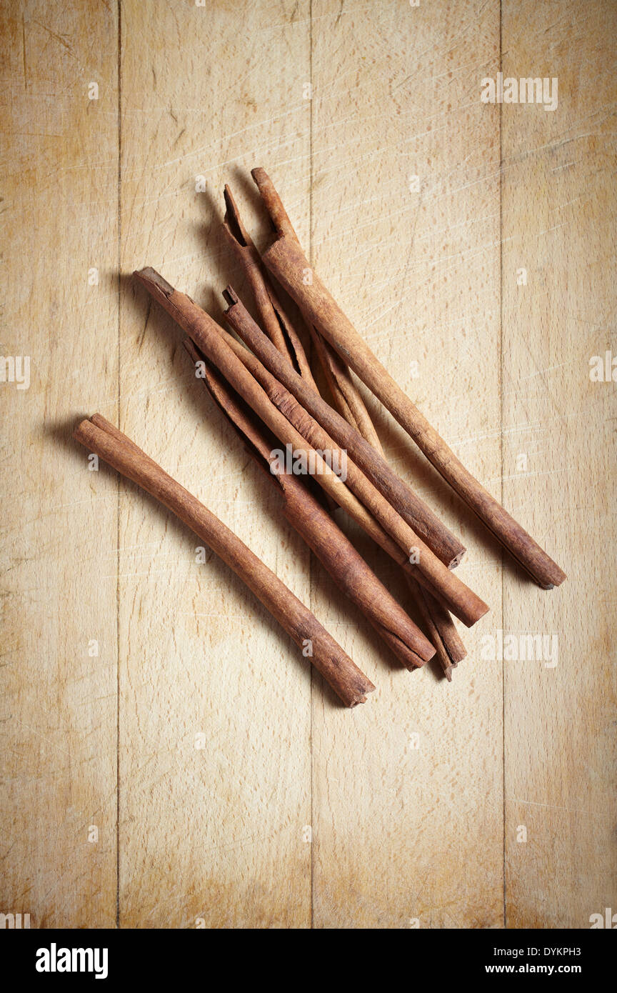 cinnamon sticks on a wooden chopping board Stock Photo - Alamy