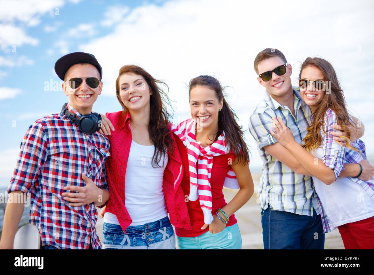 group of smiling teenagers hanging out Stock Photo - Alamy