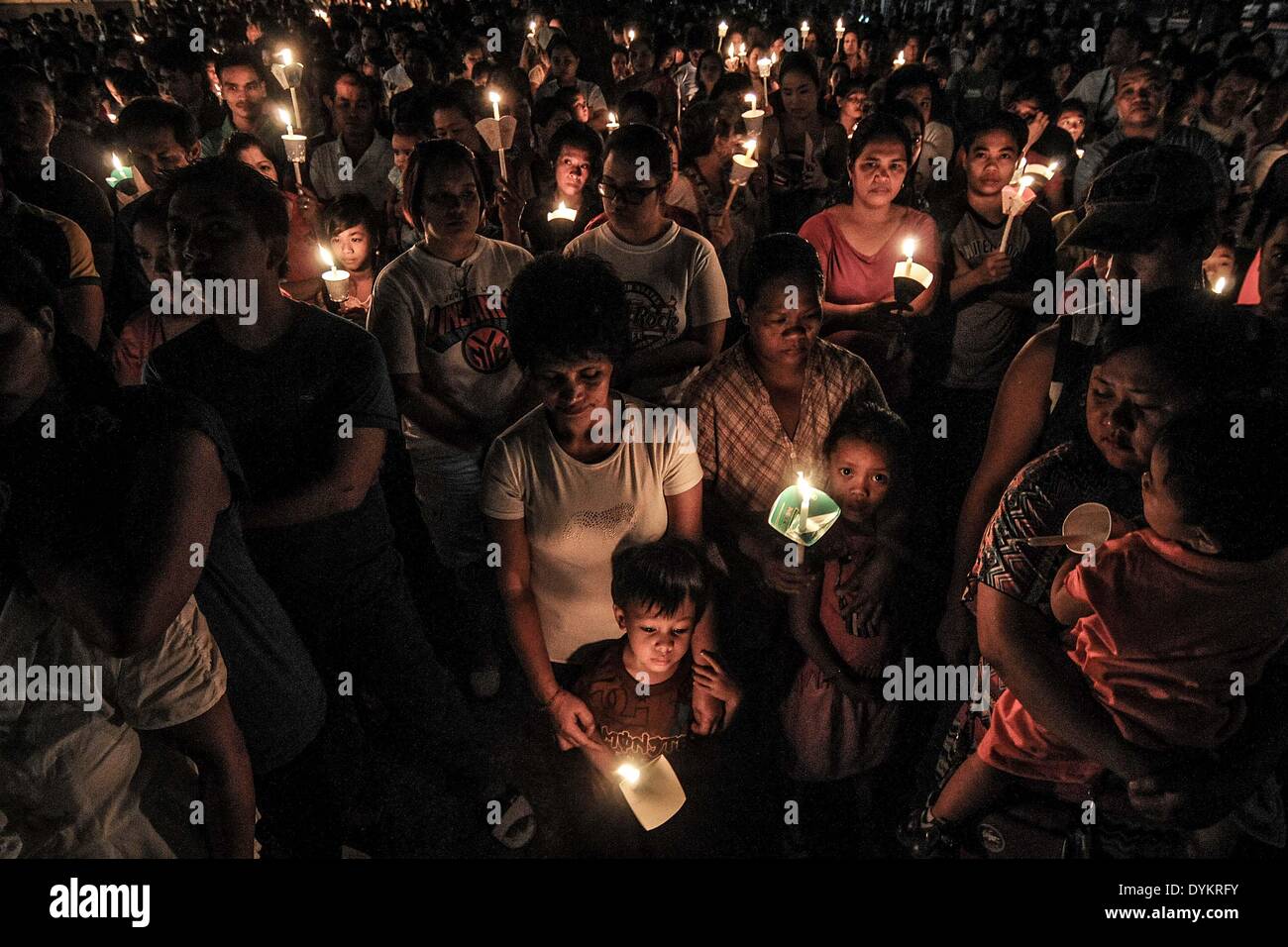Quezon, Philippines. 20th Apr, 2014. Filipino Catholics light candles ...