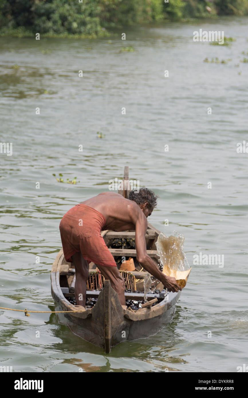 India kerala backwaters working indian hi-res stock photography and ...