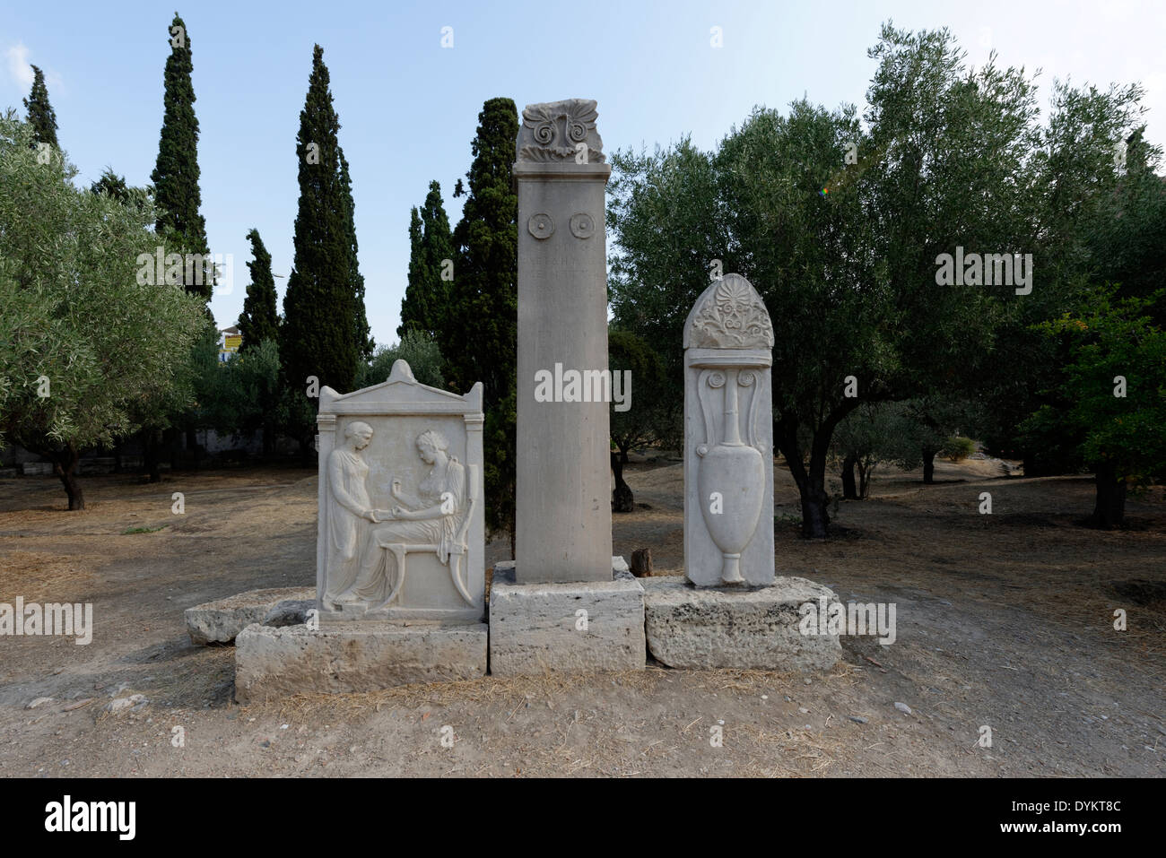 Monuments on tombs hi-res stock photography and images - Alamy