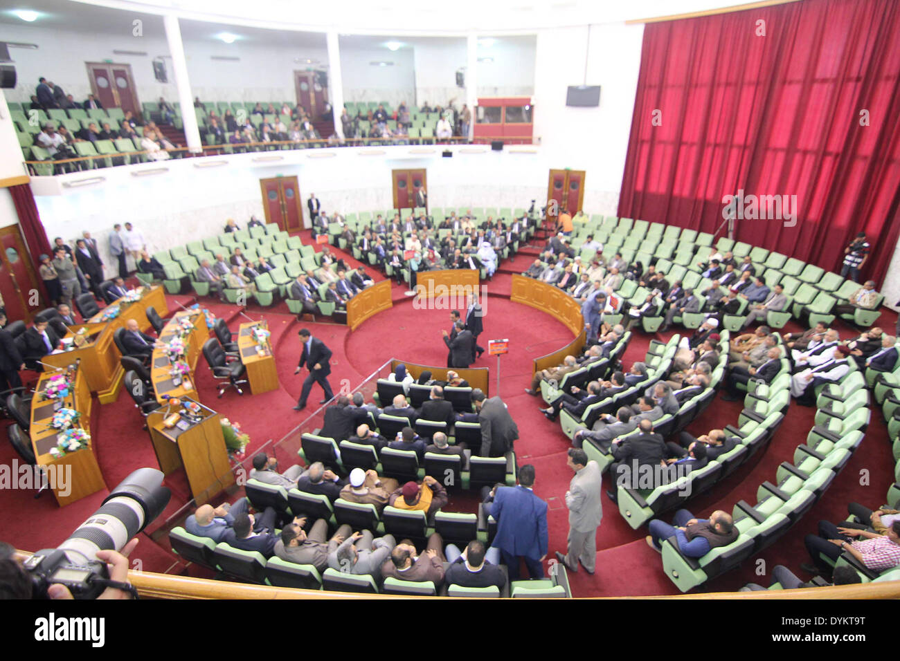 (140421) -- AL-BEIDA, April 21, 2014 (Xinhua) -- Members of the ...