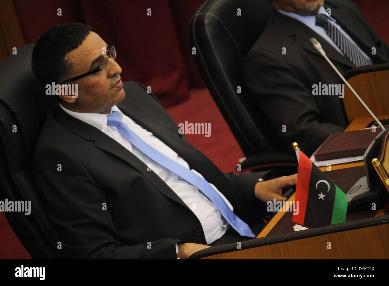 (140421) -- AL-BEIDA, April 21, 2014 (Xinhua) -- A member of the ...