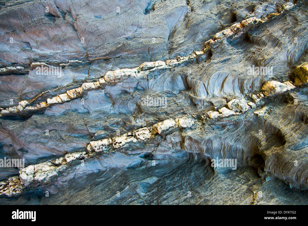 Layers of quartz in slate rock Stock Photo - Alamy