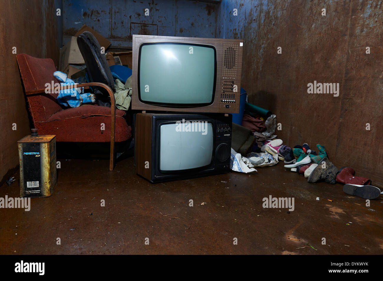 Retro old vintage tv television with pile of rubbish in garbage ...