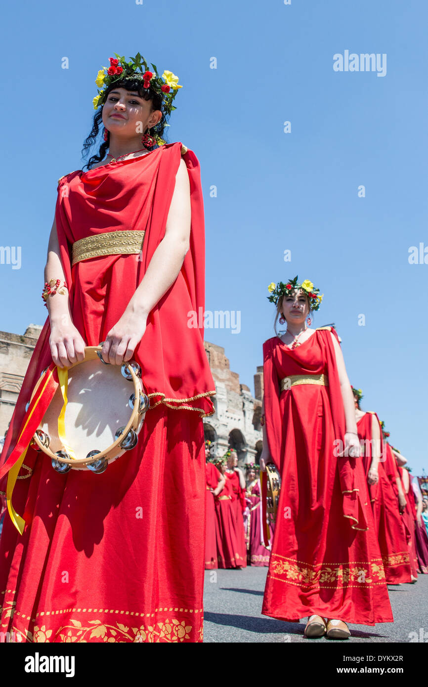 Beauty dancers at "Natale di Roma" historical commemoration of ...