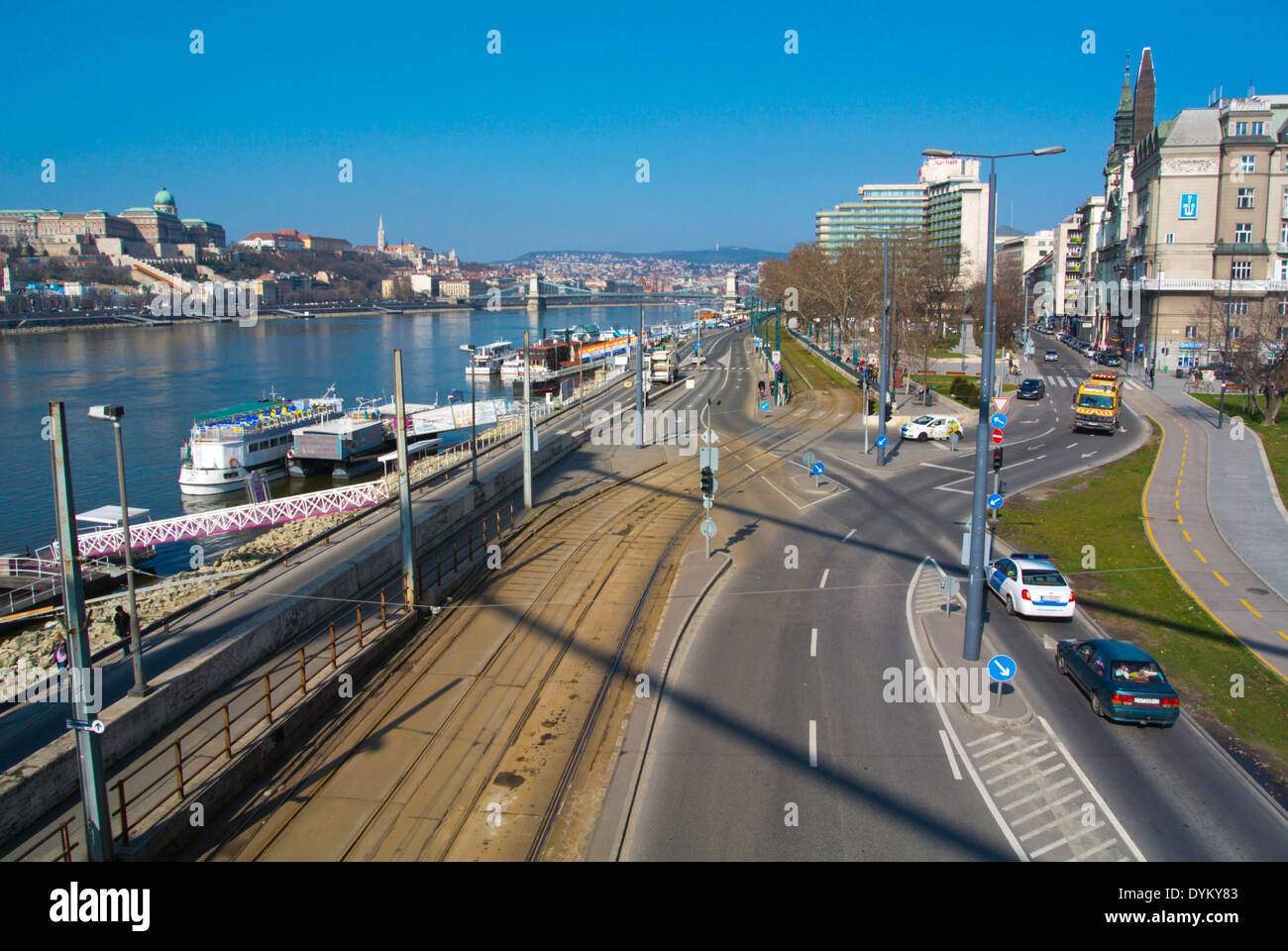 Jane Haniong rakpart riverside street at Erzsebet hid bridge, Belvaros ...